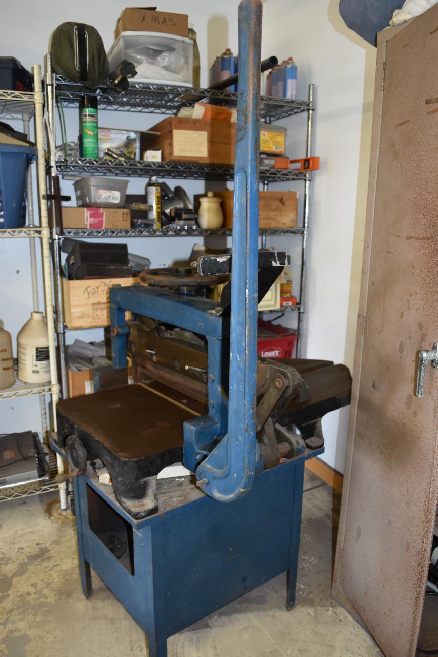 Lot #29: Challenge Paper Cutter 193 - Manual Operated on Original Base ...